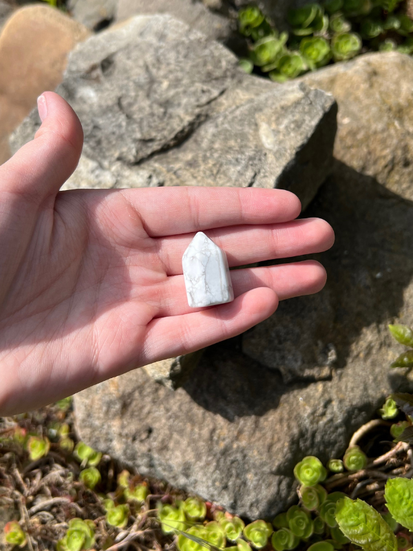 MAGNEZIT mini obelisk | KRYSTALIUM.CZ